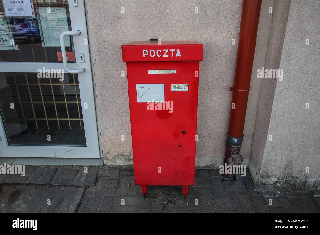 Mailbox outside the closed due the Coronavirus pandemia Post Office is ...
