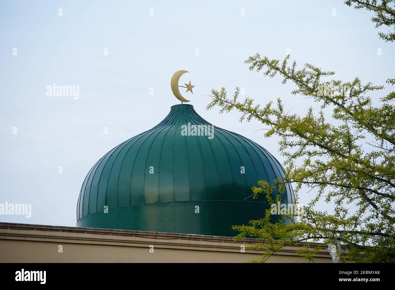 Girl hikmah mosque hi-res stock photography and images - Alamy