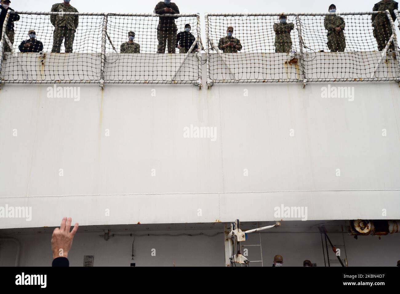Us navy sailors salute during hi-res stock photography and images - Alamy