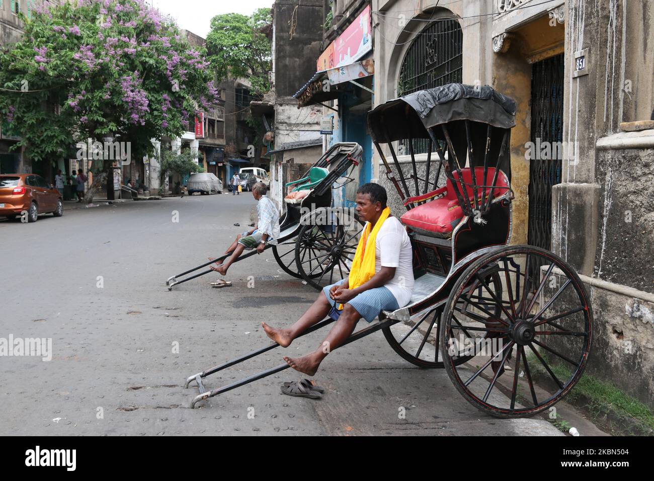 Cart rickshaw puller hi-res stock photography and images - Alamy