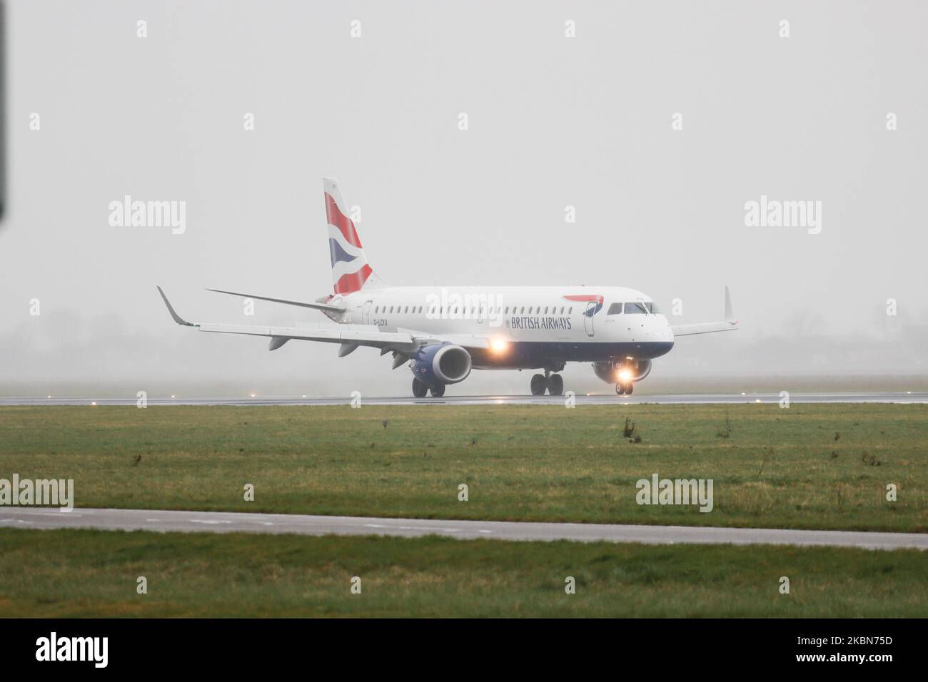 British airways embraer e190 hi-res stock photography and images - Alamy