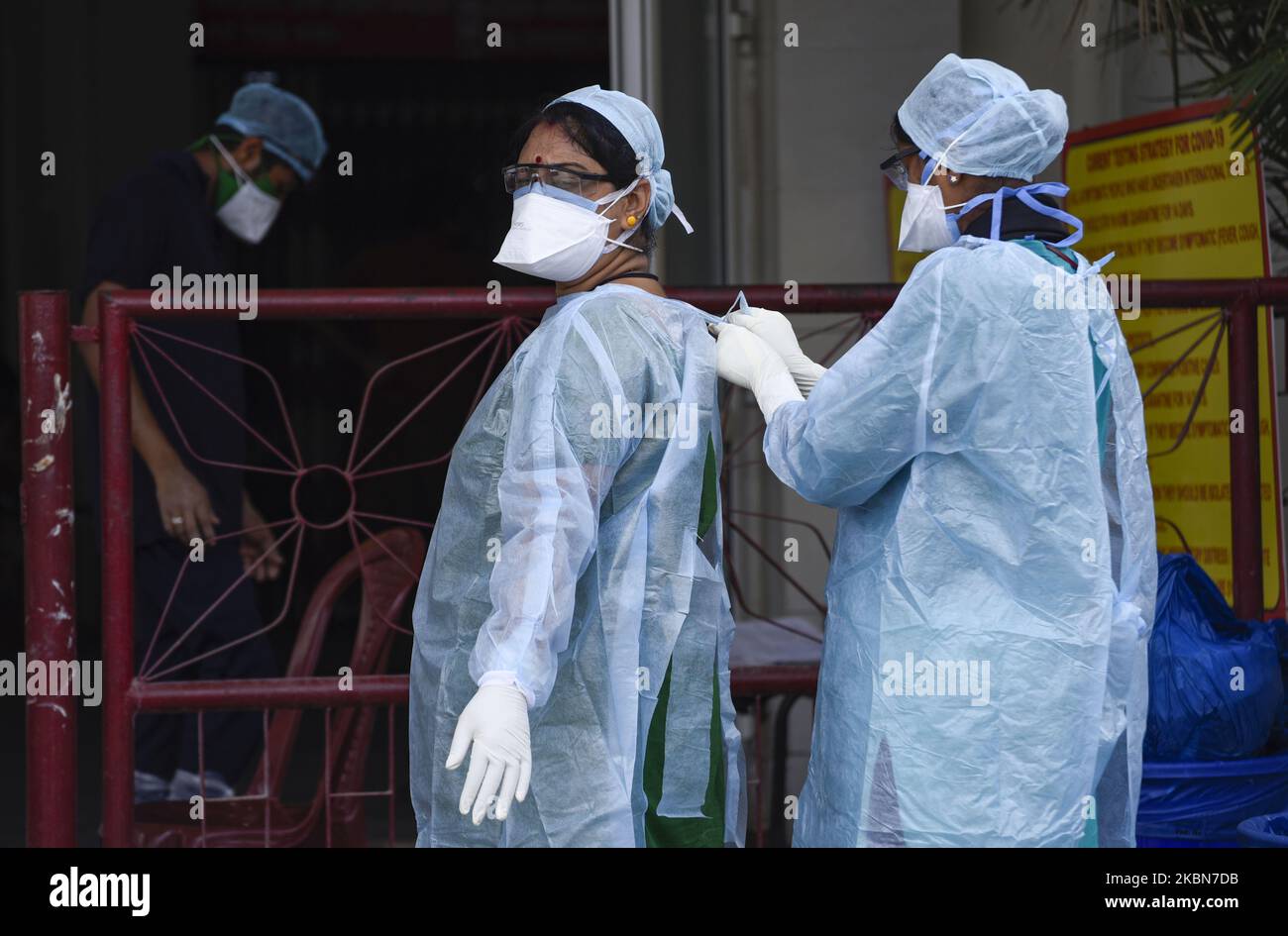 Health worker in a ppe kit india hi-res stock photography and images ...