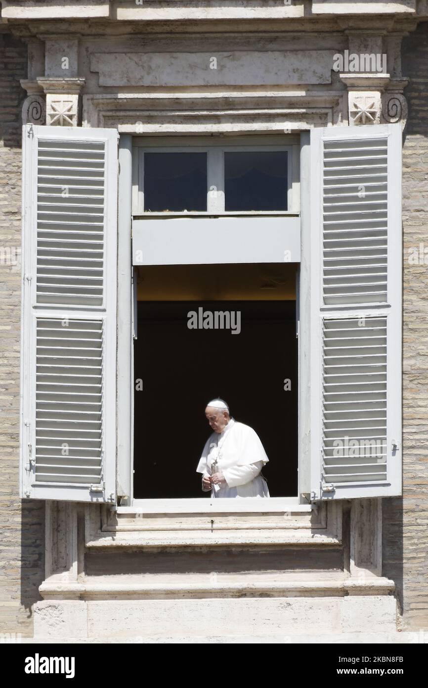 Pope Francis salutes from the window of the apostolic palace ...