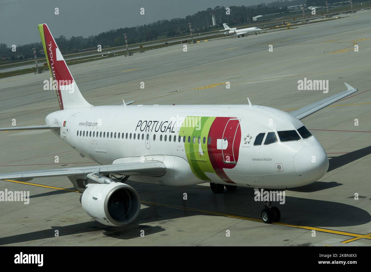 Tp airlines operated passenger planes hi-res stock photography and ...