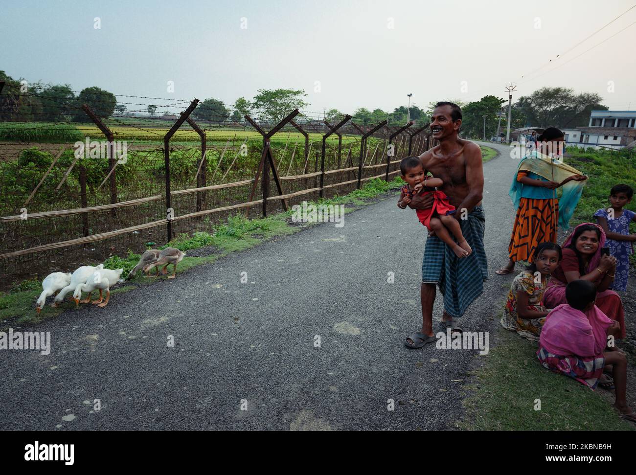 India bangladesh border fence hi-res stock photography and images - Alamy