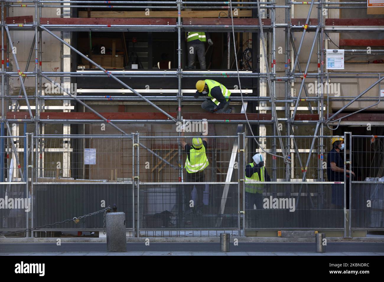 Working in paris hi-res stock photography and images - Alamy