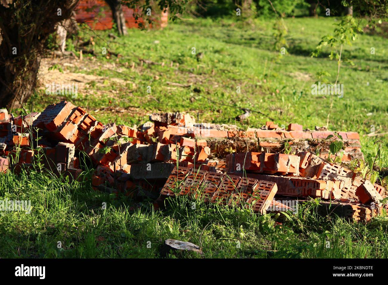 Fallen brick wall, dismantling of a red brick building Stock Photo - Alamy