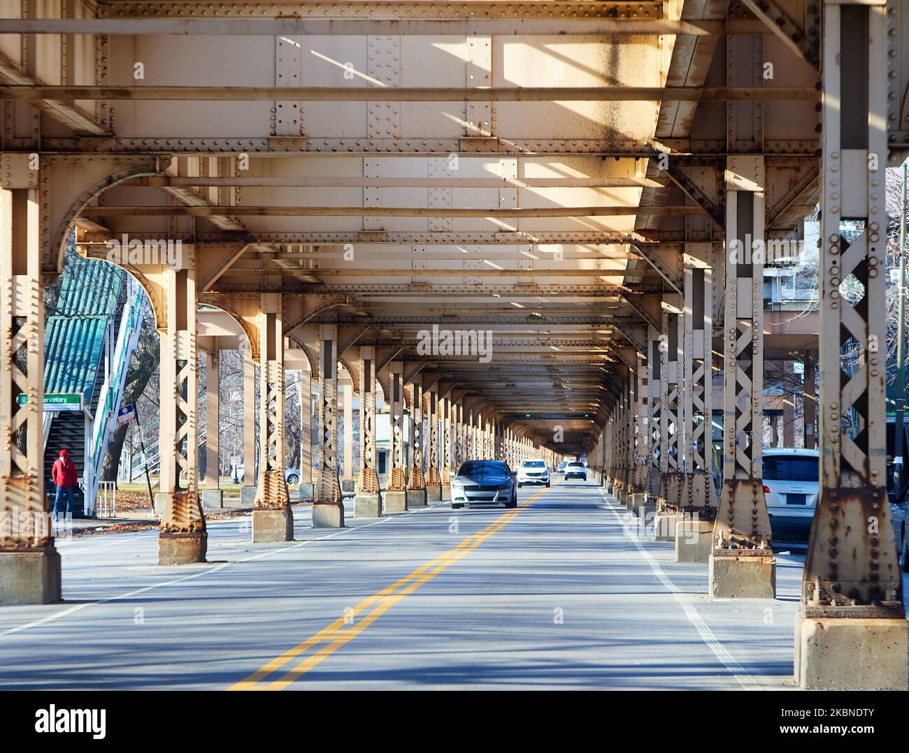 Traffic underneath one of the many elevated trains in Chicago Stock ...