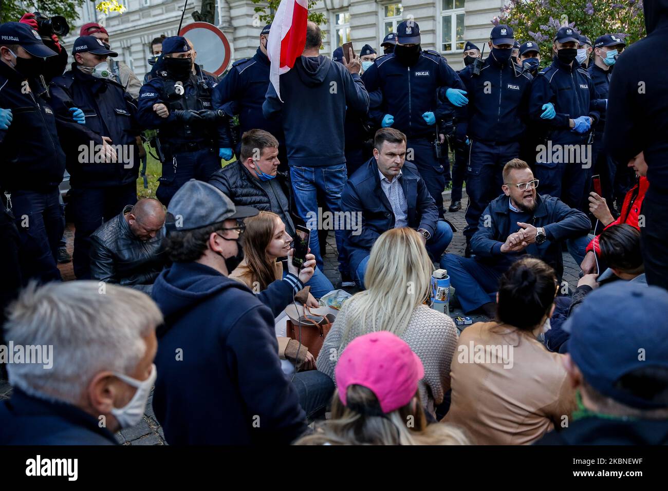 Protesters of the Entrepreneurs' Strike are entangled by police cordon ...