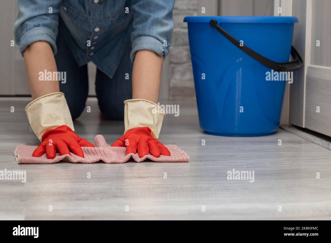 Mopping the floor hi-res stock photography and images - Alamy
