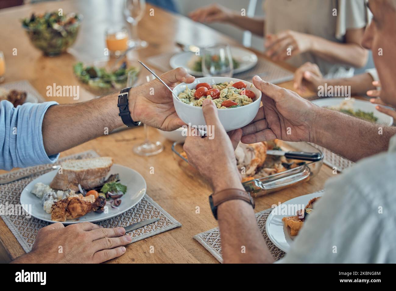 Family gathered around dining table hi-res stock photography and images ...