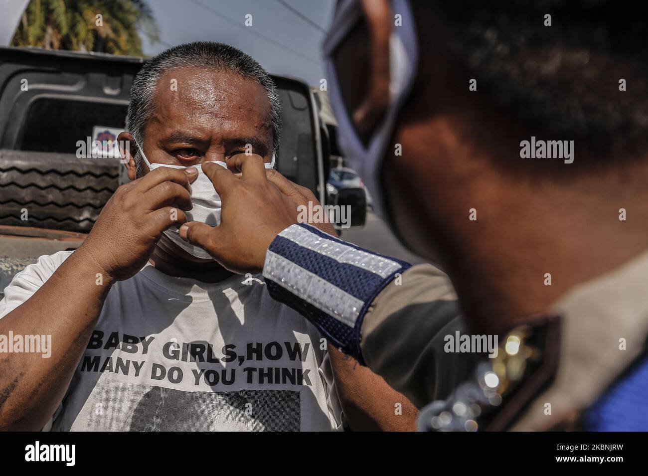 Indonesian police shows citizens how to wear face mask during ...
