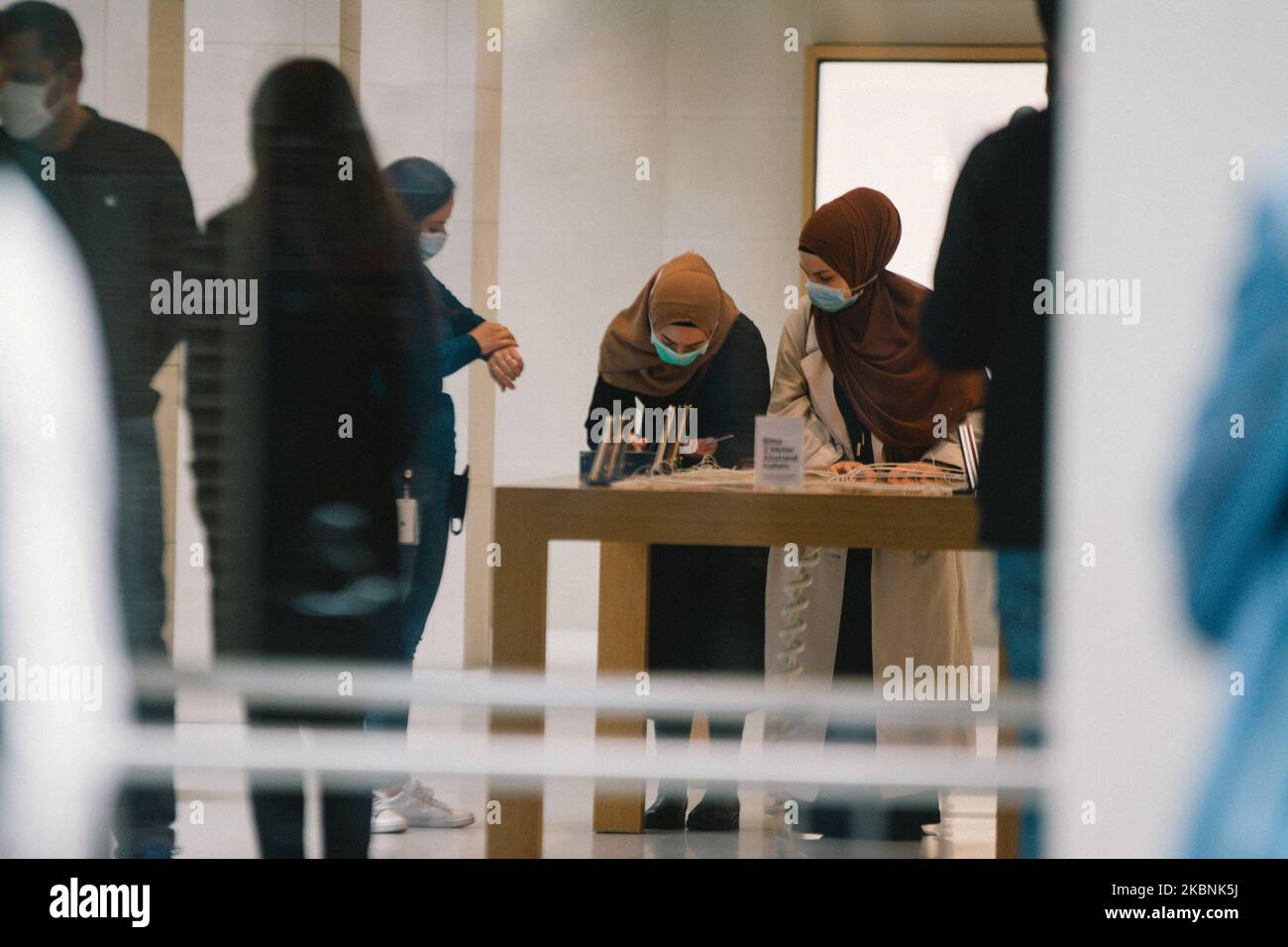 Reopened apple stores hi-res stock photography and images - Alamy