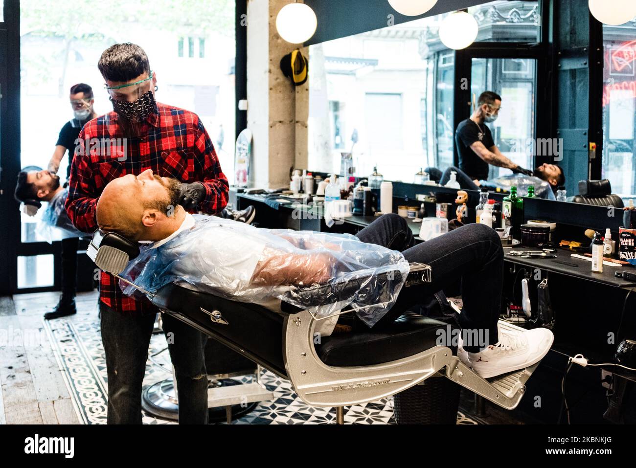 Coiffeur barbier hi-res stock photography and images - Alamy