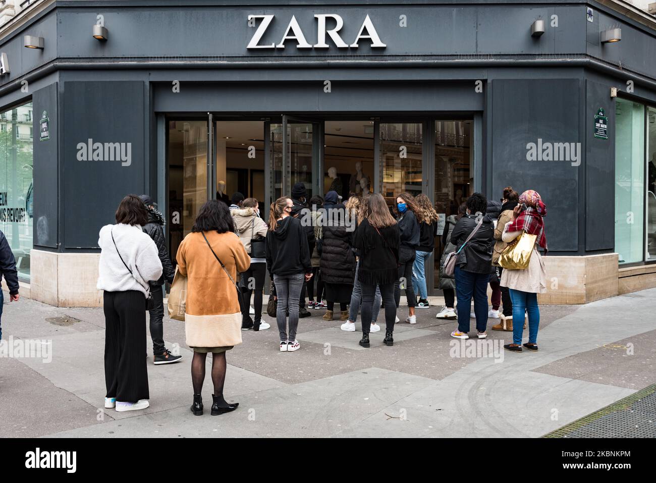 Many customers of the clothing store Zara are queuing in front of the ...