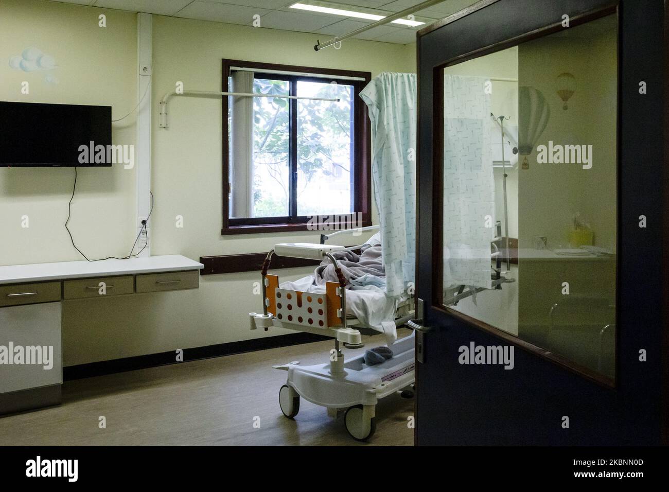 Negative temperature isolation rooms hi-res stock photography and ...