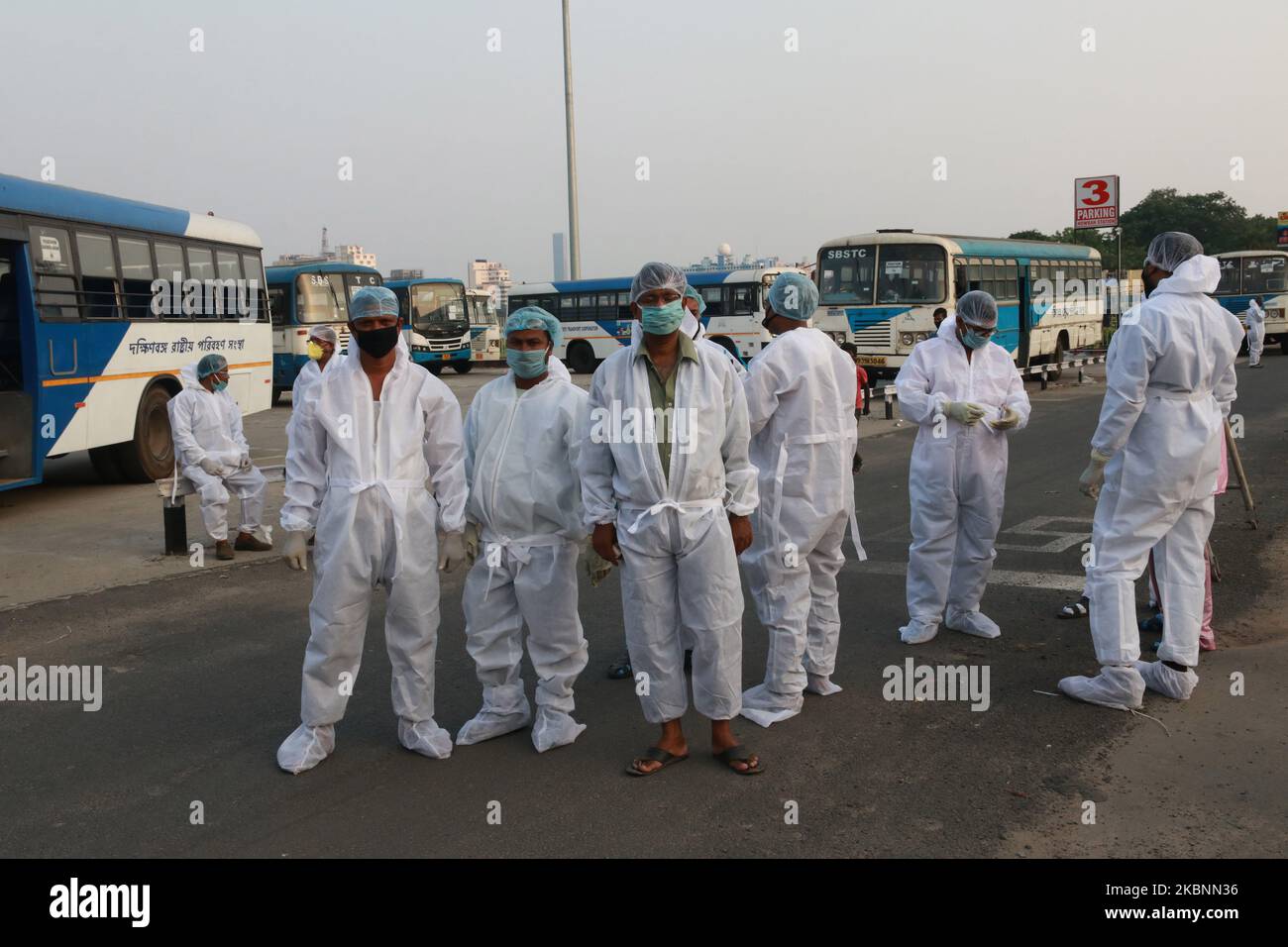 Bus drivers gathered outside hi-res stock photography and images - Alamy