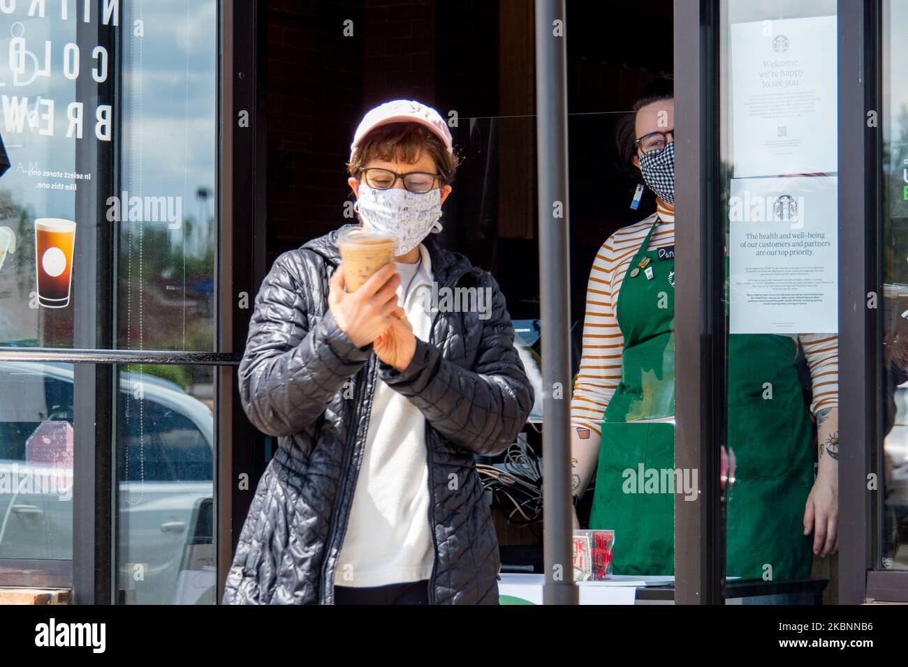 Starbucks customer checks hi-res stock photography and images - Alamy