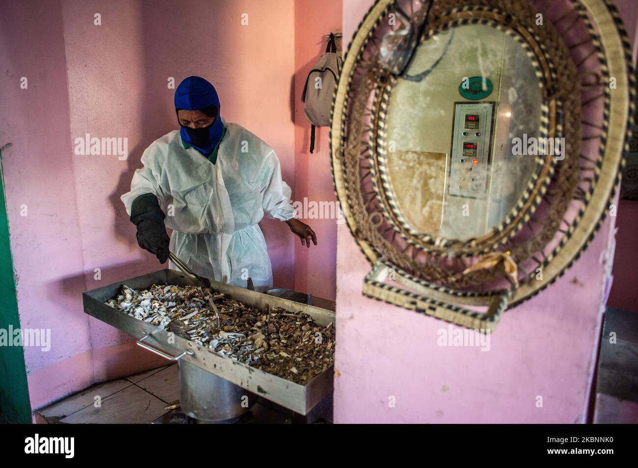 Daily burials hi-res stock photography and images - Alamy