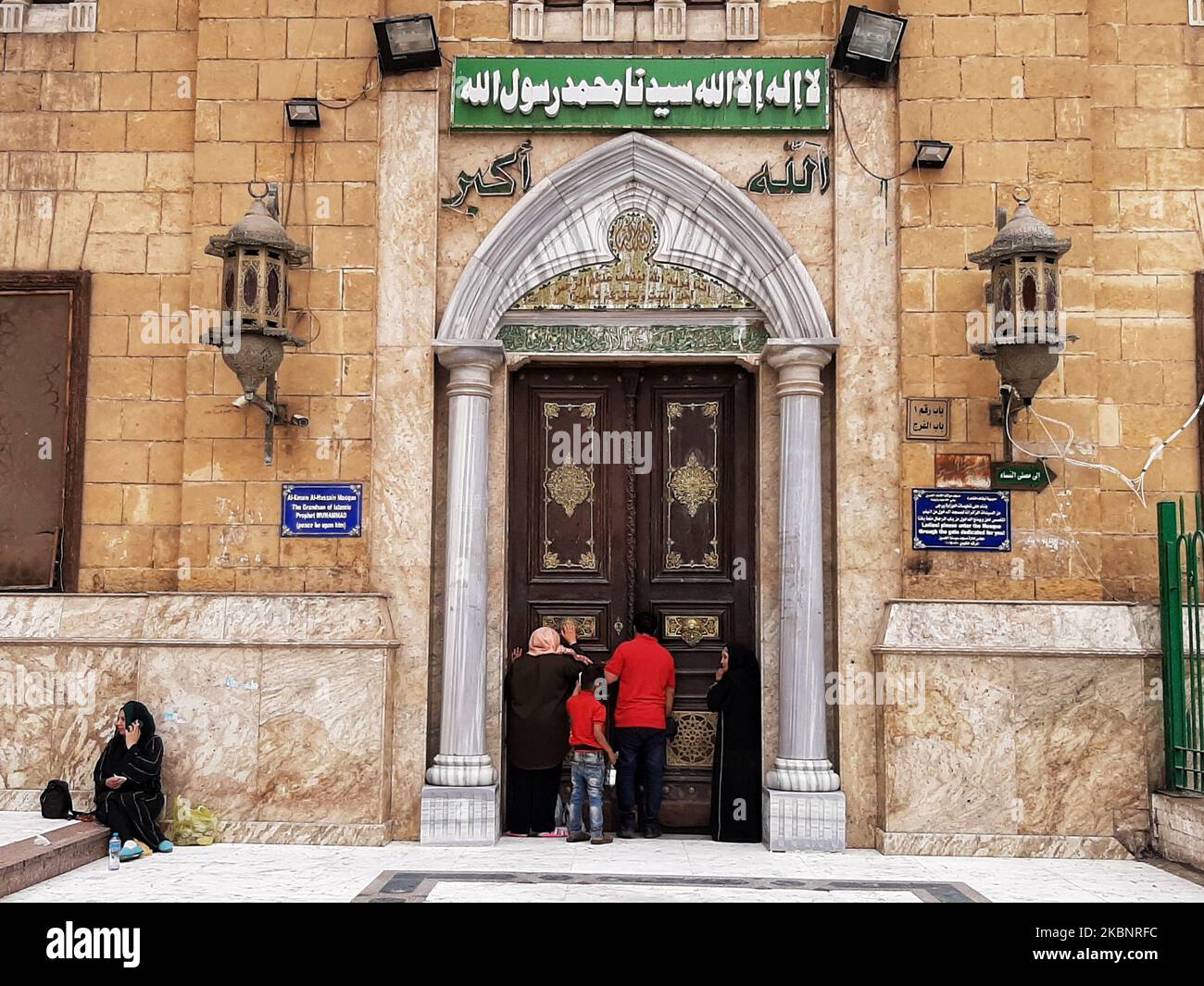 Few people stand in front of the closed Hussein Mosque due to the ...
