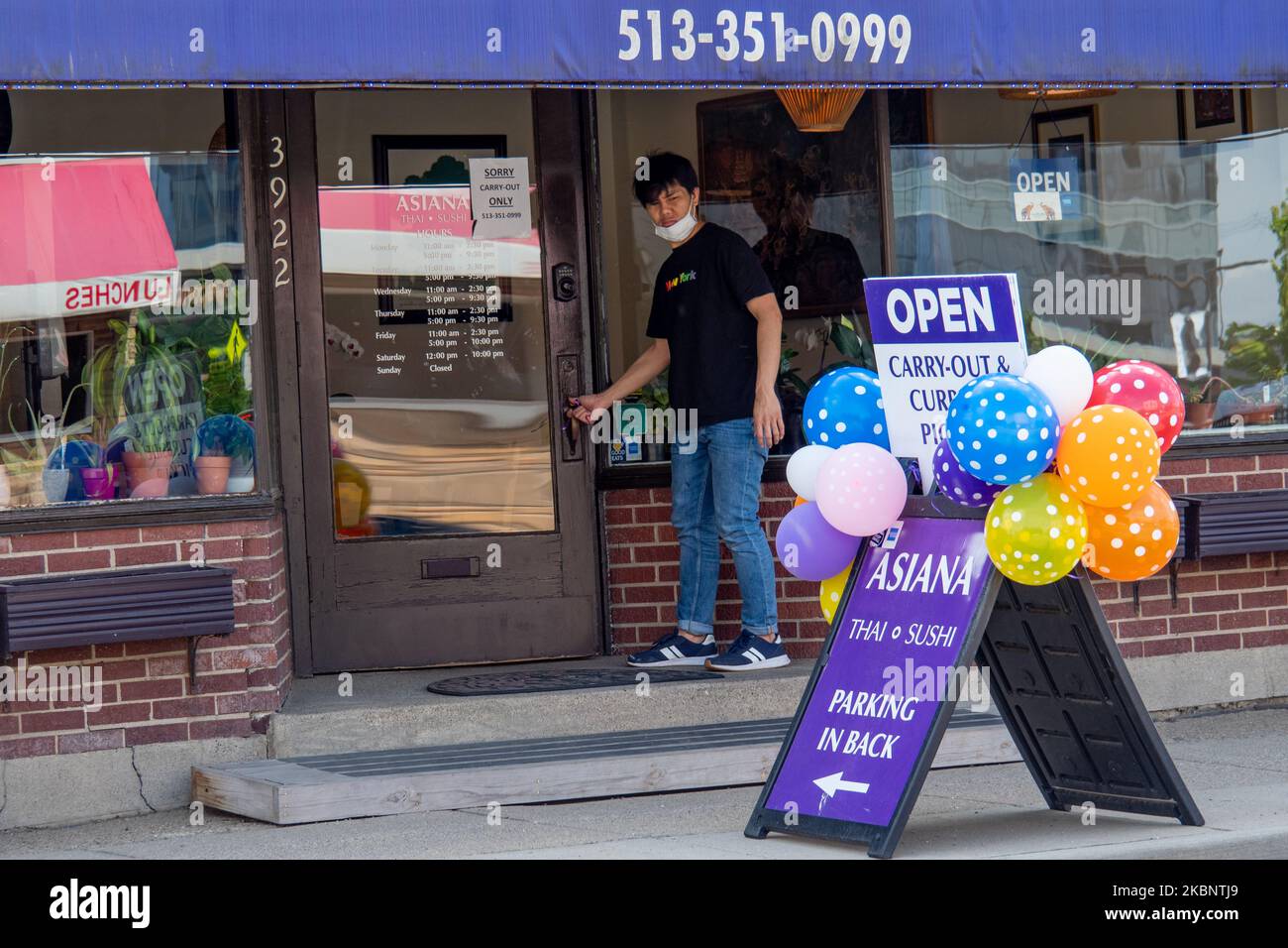 Cincinnati business owner finishes hi-res stock photography and images ...