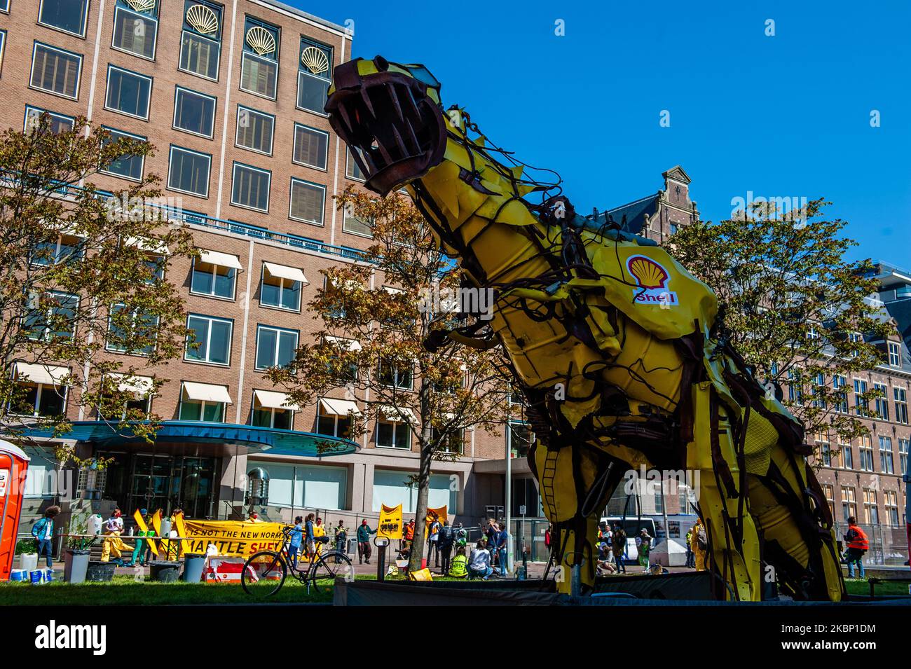 A dragon of Greenpeace was placed in front of the Shell headquarters ...