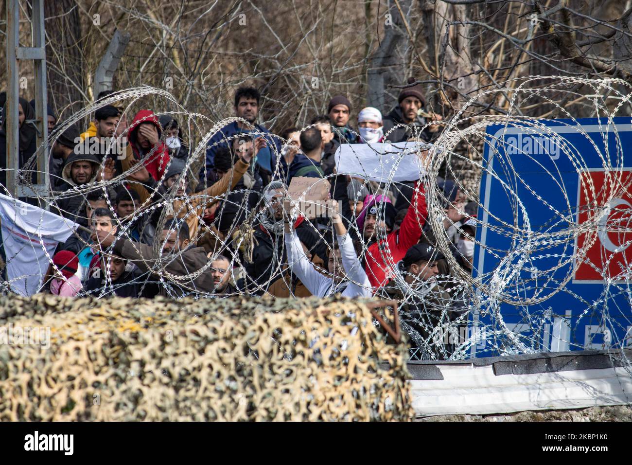 Turkey syria border crossing wire hi-res stock photography and images ...