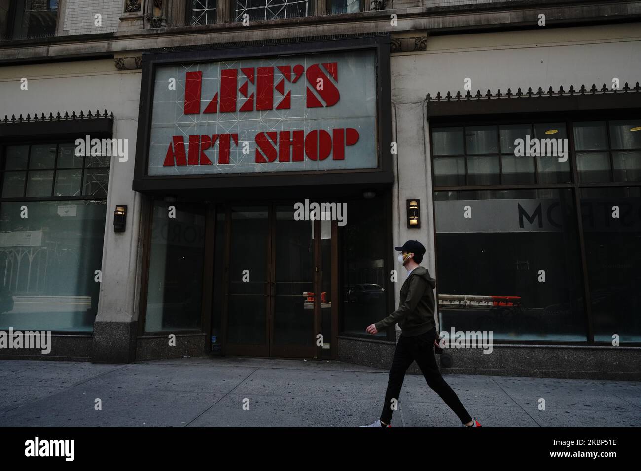 Uniqlo store is closed hi-res stock photography and images - Alamy