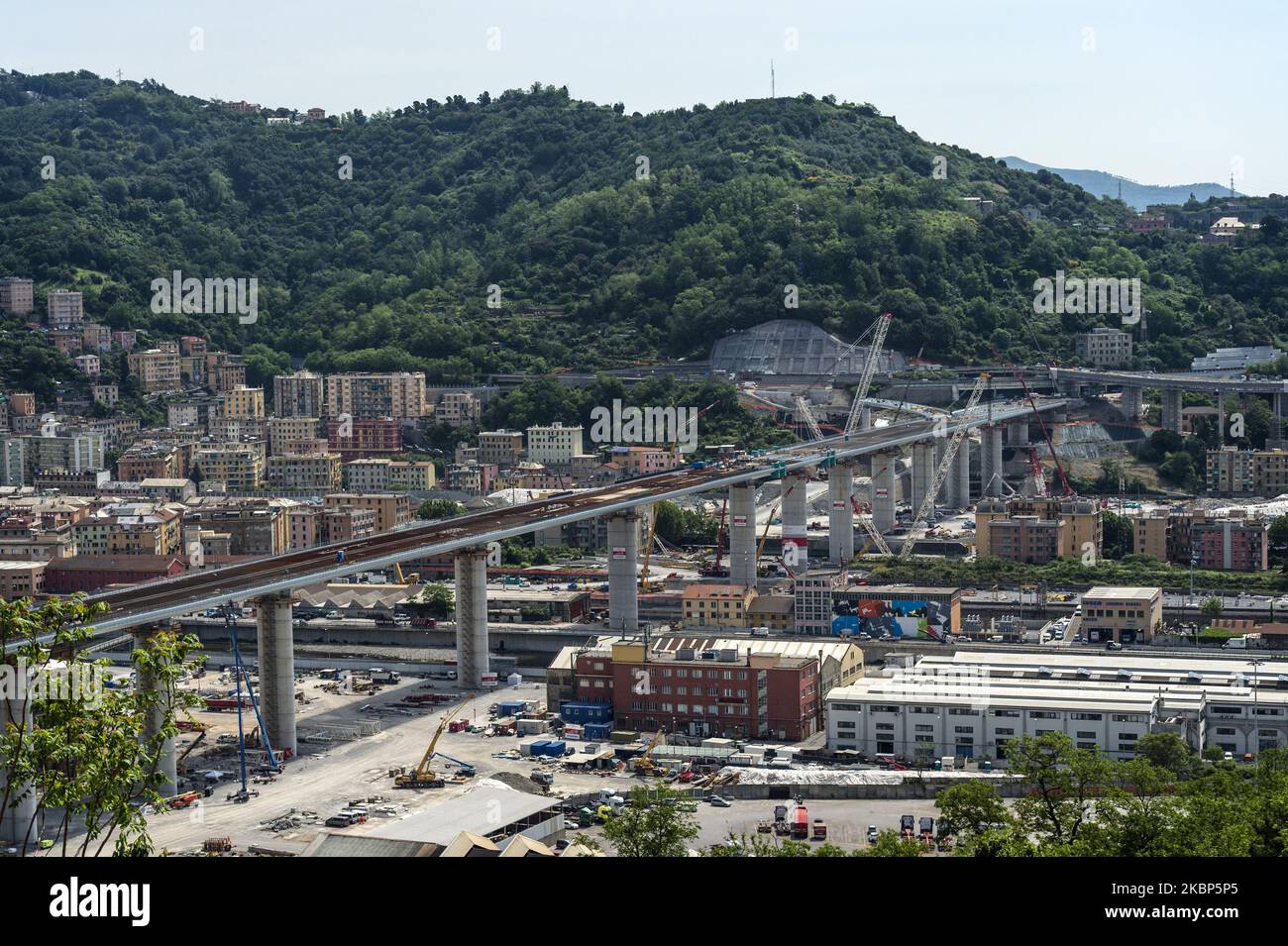 View of the new viaduct that will connect Genoa again from east to west ...