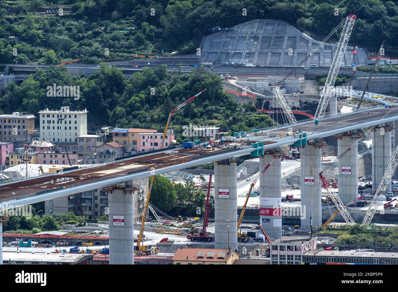 View of the new viaduct that will connect Genoa again from east to west ...