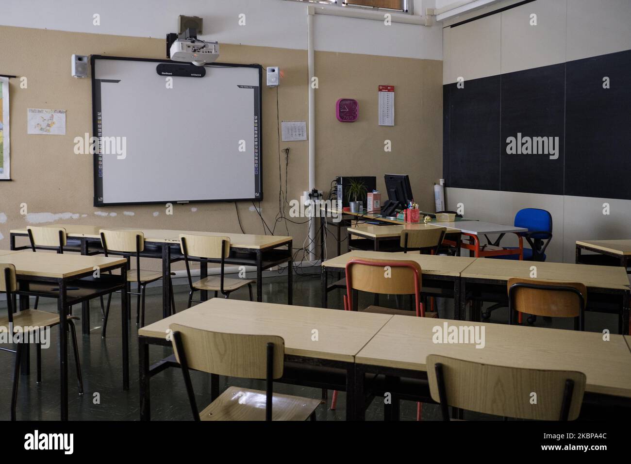 An empty classroom. Despite the end of the coronavirus lockdown, Italy ...