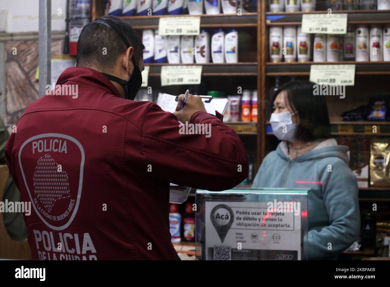 Robbery in a Chinese supermarket in the midst of an extended mandatory ...