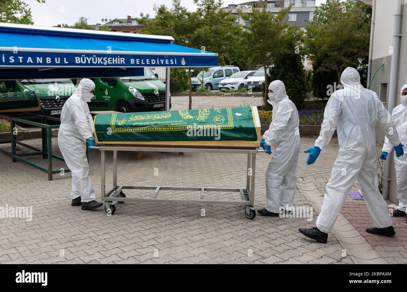 Istanbul Metropolitan Municipality workers wearing white PPE suits ...