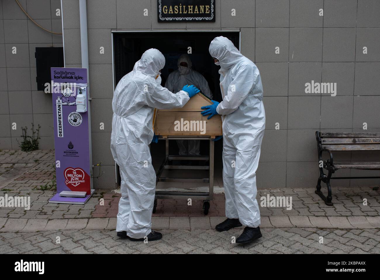 Istanbul Metropolitan Municipality workers wearing white PPE suits ...