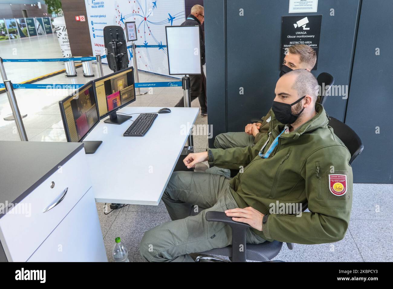 Airport security officers hi-res stock photography and images - Alamy