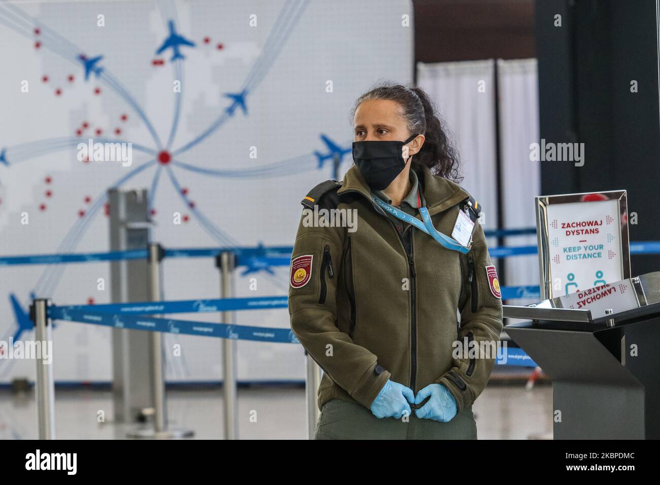 Female airport security oficer hi-res stock photography and images - Alamy