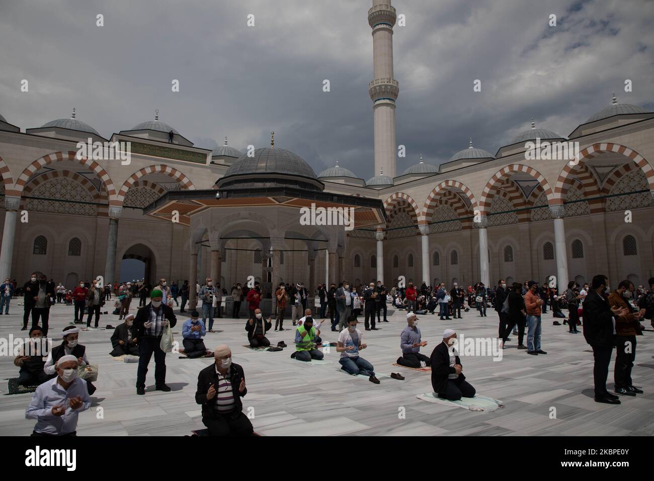 The worshipers perform Friday prayers in the largest mosque (ÇAMLICA ...