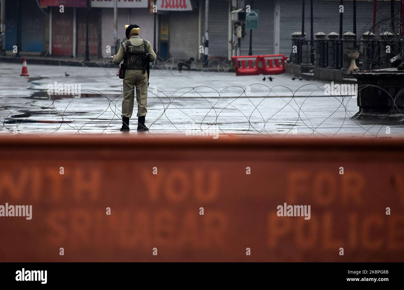 An Indian paramilitary soldier stands guard during the lock-down in ...