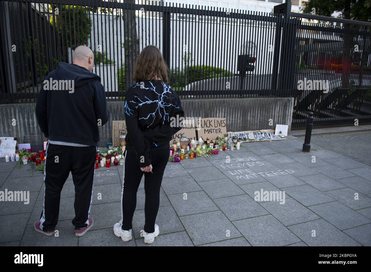 People mourn the death of George Floyd in front of the US embassy in ...
