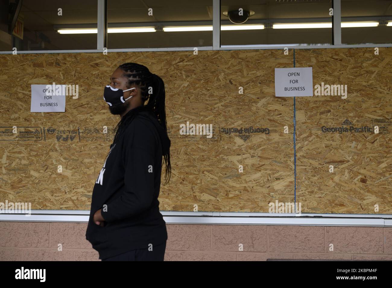 Boarded up grocery store hi-res stock photography and images - Alamy