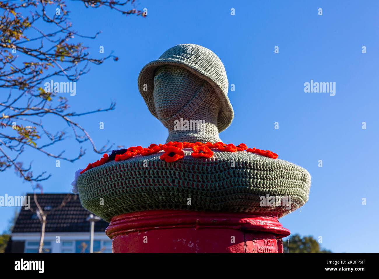 Poole, Dorset, UK. 4th November, 2022. A knitted postbox topper of ...
