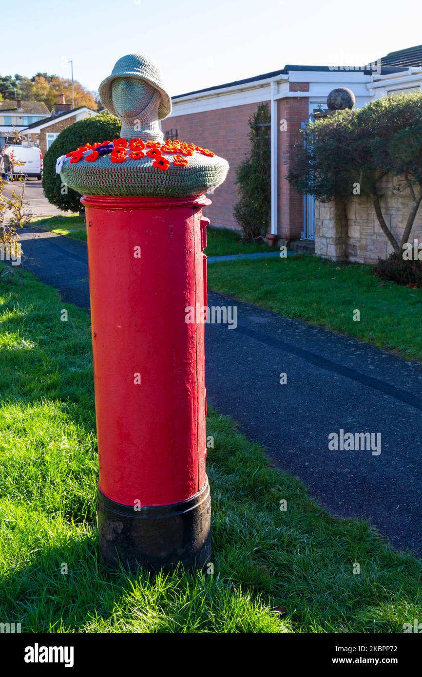 Poole, Dorset, UK. 4th November, 2022. A knitted postbox topper of ...