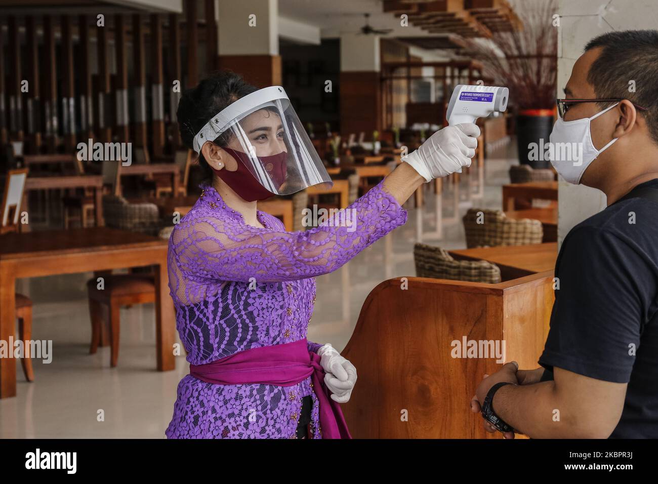 Guests body temperature hi-res stock photography and images - Alamy