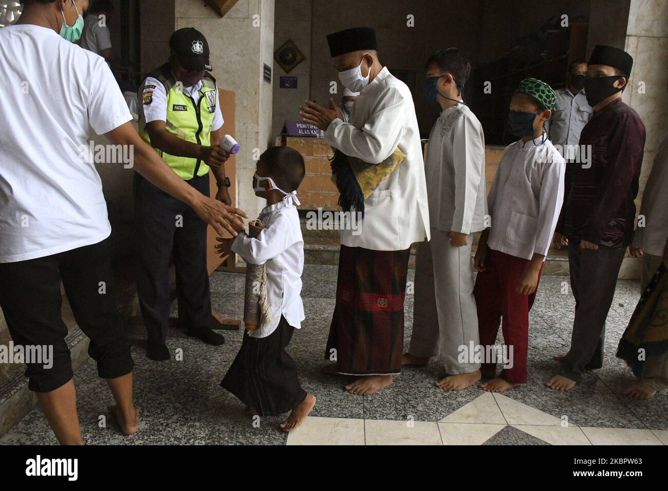 Mulsim people in Jakarta make their first prayer during the pandemin ...