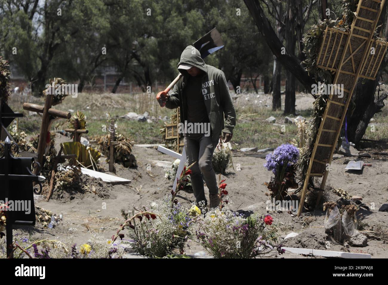 A gravedigger in the Covid-19 corpse burial area of ??the San Lorenzo ...