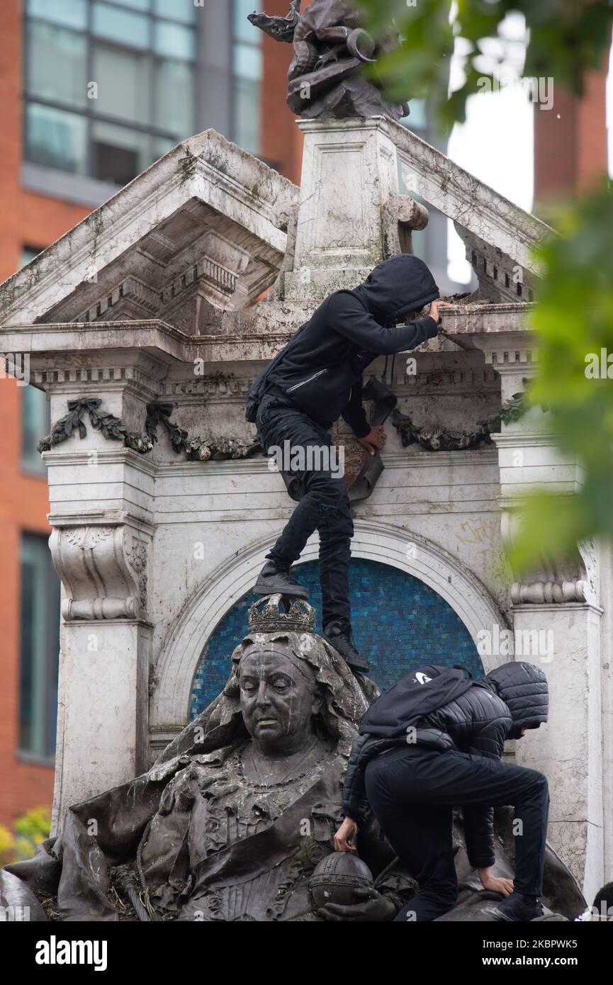 Queen victoria statue piccadilly gardens hi-res stock photography and images - Alamy