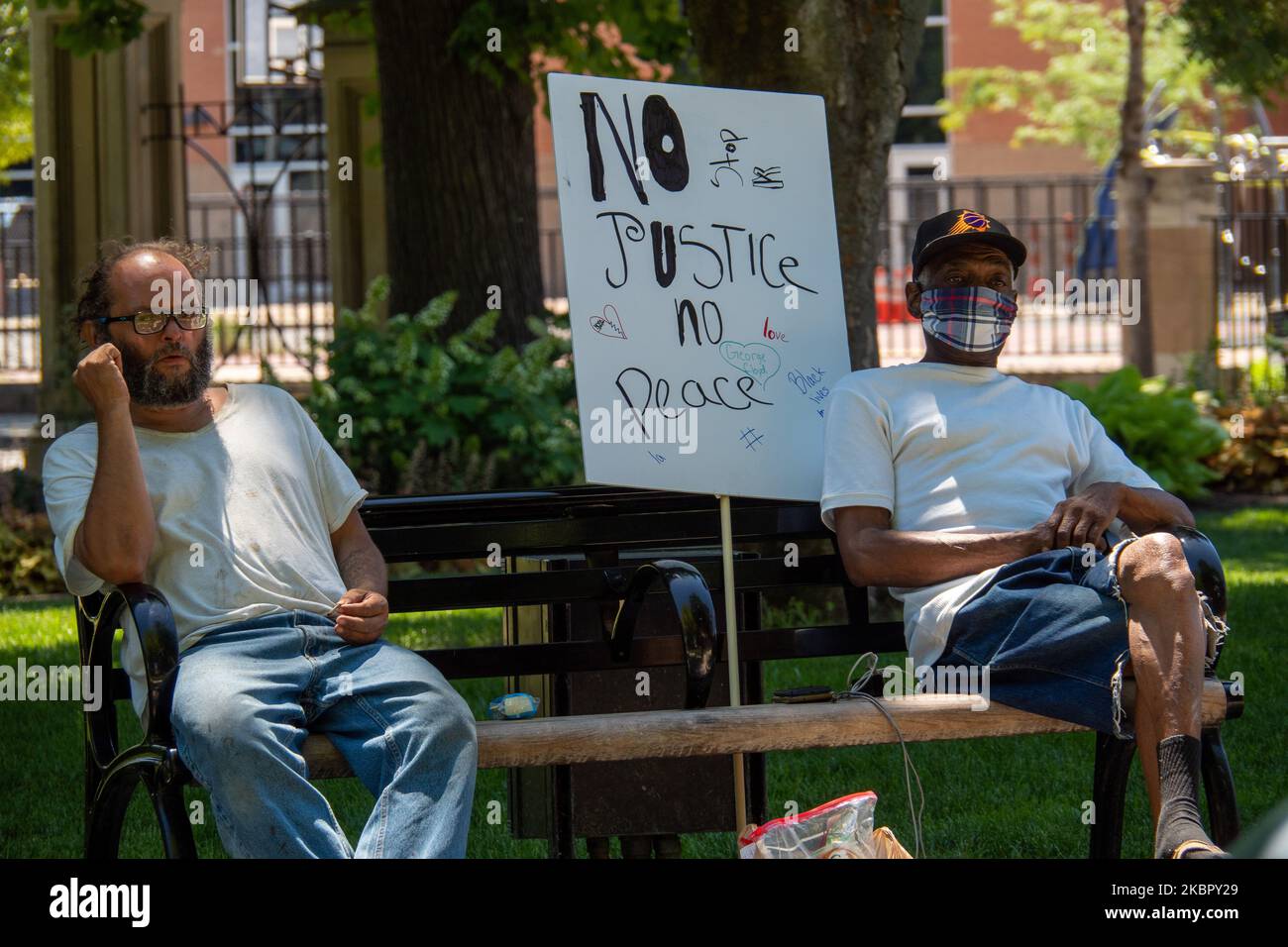 5 men on a bench hi-res stock photography and images - Alamy