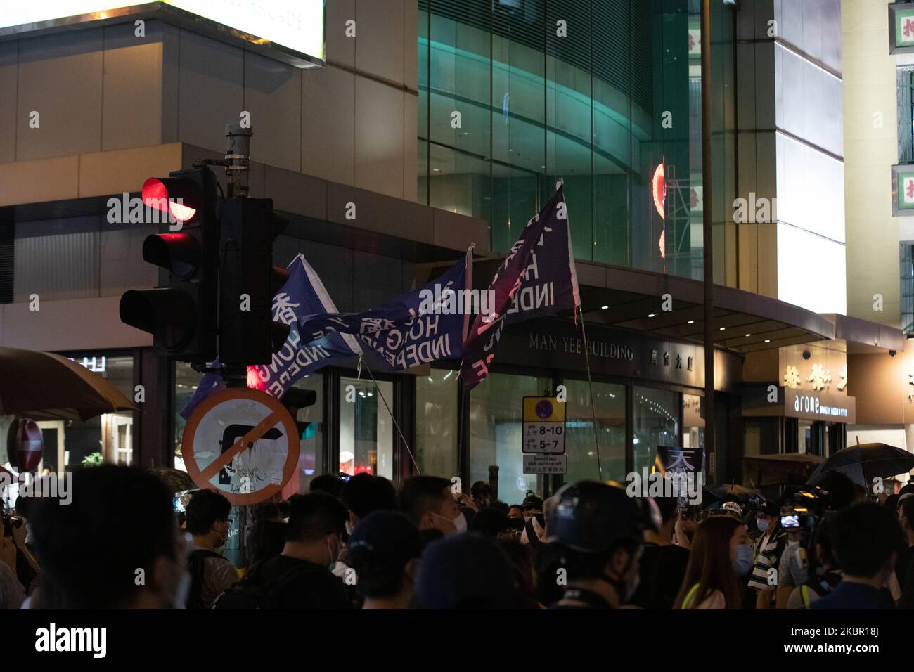 Hundres of protesters descent on Central Hong Kong in a Flash Mob march ...