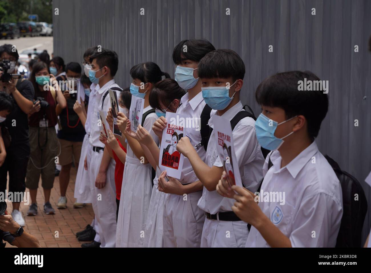 College students form a human chain against the restricting freedom of ...