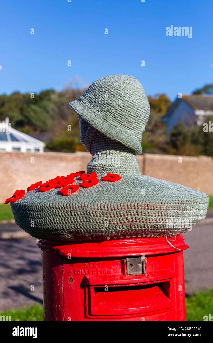 Poole, Dorset, UK. 4th November, 2022. A knitted postbox topper of ...